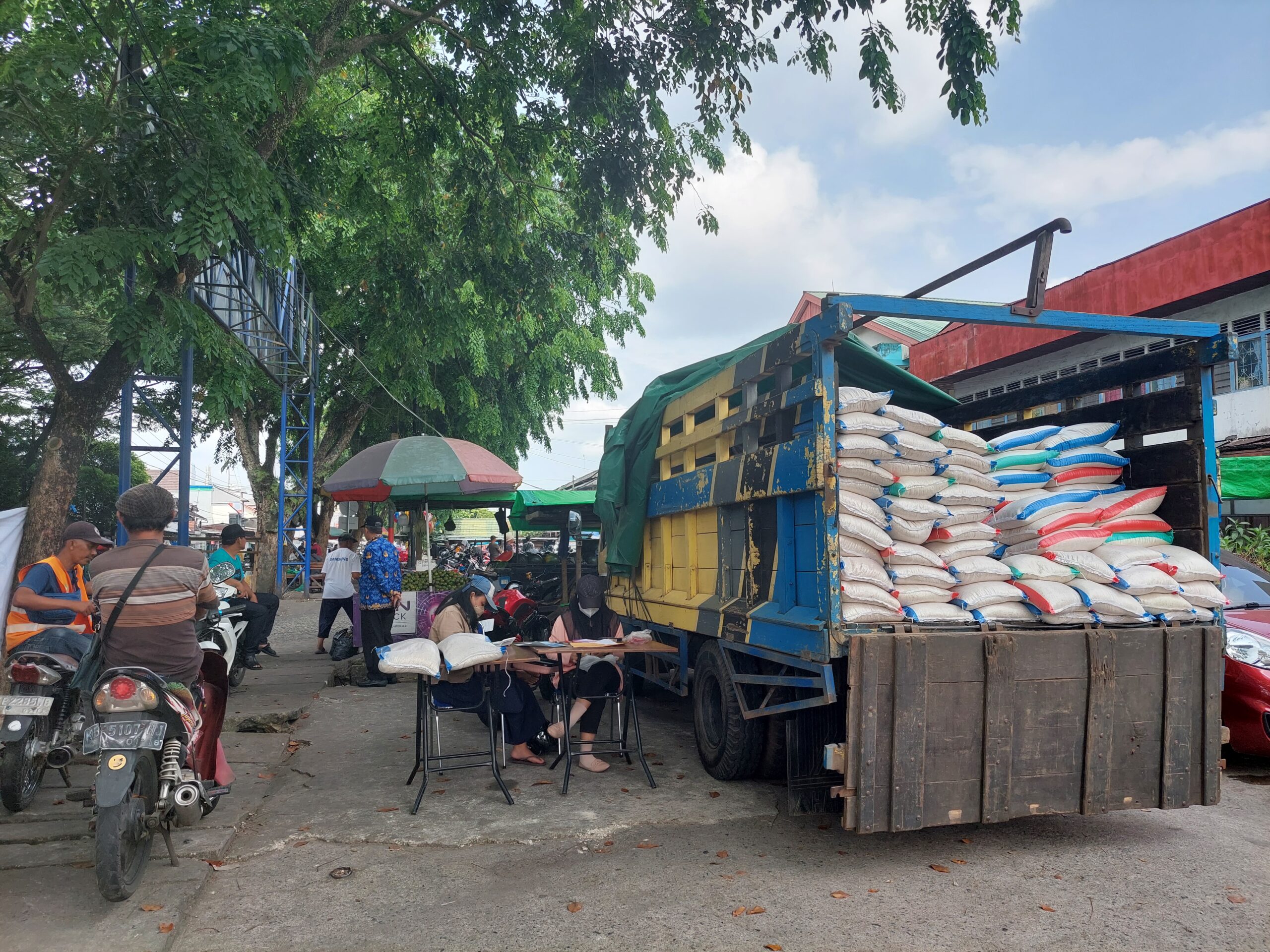 Disperindag Kalbar Tekan Inflasi, Lakukan Operasi Pasar Hingga 100 Ton Beras - Inside Pontianak